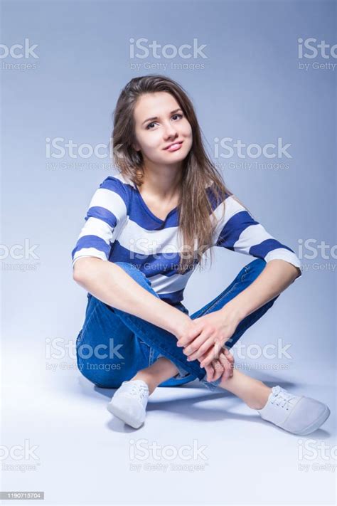 유행과 유행 긍정적 인 백인 갈색 머리 소녀 스튜디오 환경에서 교차 다리와 바닥에 앉아수직 이미지 20 24세에 대한 스톡 사진 및 기타 이미지 Istock