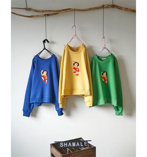 ˢᴴᴬᴹᴬᴸᴱ 훌라훌라mtm 노랑연두코발트 패치 디테일 맨투맨입니다 래글런 소매로 자연스러운 핏을 연출해 주고 여유 있는 핏으로 체형에 관계없이 편안하게 착용하실