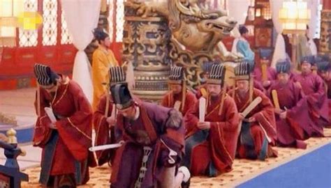 大臣请求离京任职皇上慢朕封你为太师将军回家就自杀了