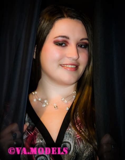 Model Tori Photographer Tammy Model Fashion Diamond Necklace