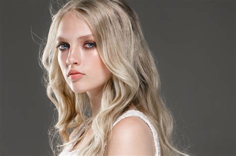 아름 다운 금발 여자 아름다움 모델 소녀 완벽 한 메이크업과 헤어스타일 검은 배경 위에 갈색에 대한 스톡 사진 및 기타 이미지 갈색 갈색 머리 건강한 생활방식