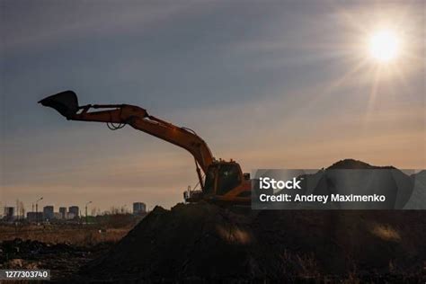 건설 개념에 대한 굴삭기 일몰 배경 중장비 건설 현장 토양 발굴 기초 공사 0명에 대한 스톡 사진 및 기타 이미지 0명 가솔린 개발 Istock
