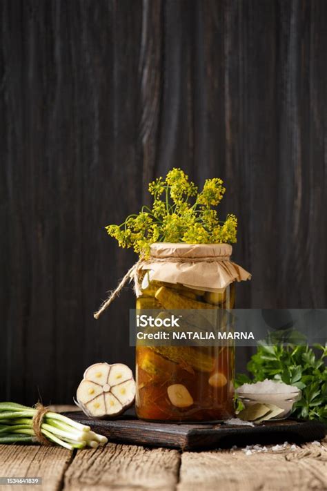 나무 배경에 피클을 준비하기 위해 유리 항아리와 향신료와 야채에 절인 오이 가을에 대한 스톡 사진 및 기타 이미지 가을 건강한 생활방식 건강한 식생활 Istock