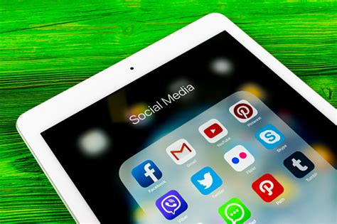 소셜 미디어 페이 스 북 인 스타 그램 트위터 Snapchat 응용 프로그램 화면에 아이콘으로 사무실 책상에는 애플 Ipad 태블릿 컴퓨터 라이프 스타일입니다 소셜 미디어