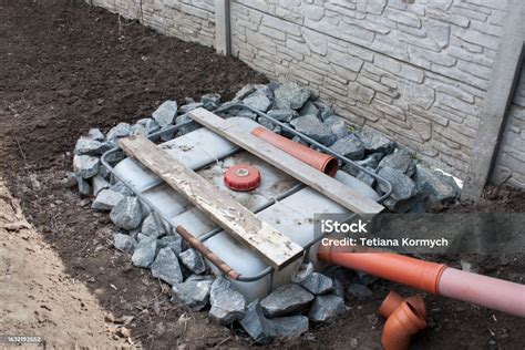 야외의 개인 주택에서 빗물을 모으는 지하 탱크 중간 벌크 컨테이너는 지하에 설치되고 하향 파이프에 연결됩니다 비에 대한 스톡 사진 및 기타 이미지 Istock