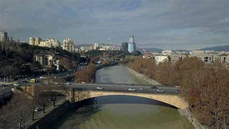 გალაკტიონის ხიდი მტკვარი ხედი დრონიდან Stockfootage