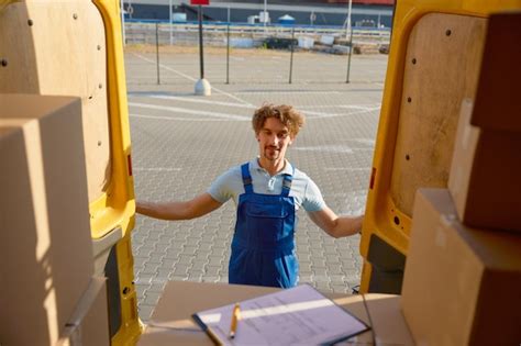 Premium Photo Courier Closing Delivery Van Doors With Stack Of