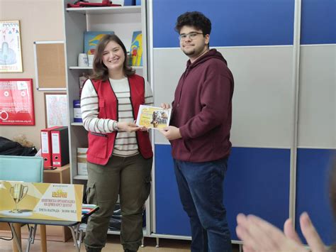 Доделување на ЦКА ПХВ благодарници за младинците Во просториите на Црвен крст на Република