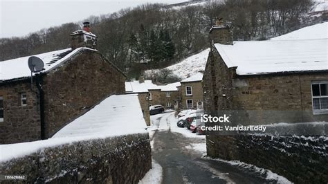 다리의 좁은 길 그리고 흰 눈이 가득 찬 집에 있는 아크 엥가 딘 데 일 노스 요크 셔 0명에 대한 스톡 사진 및 기타 이미지 0명 2015년 건물 외관 Istock