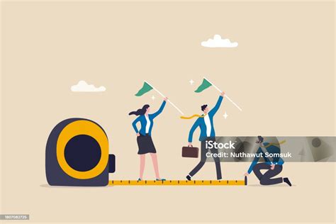 직원 성과 평가 또는 평가 직원 개선 또는 성공 수준 평가 목표 및 성취 개념을 측정하고 사업가 관리자는 측정 테이프로 직원