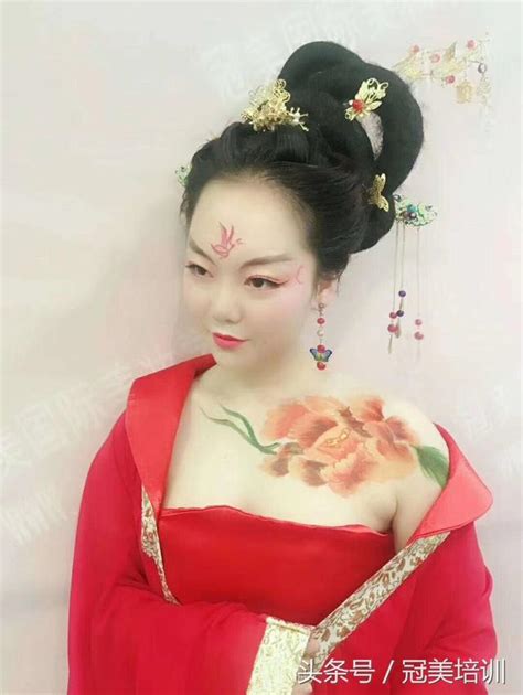 唐妝造型雲想衣裳花想容春風拂檻露華濃 每日頭條