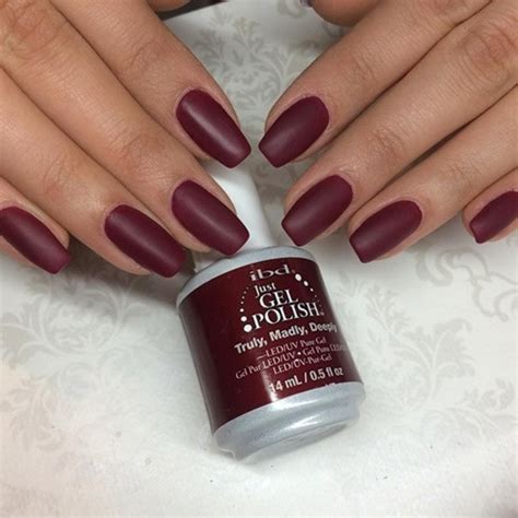 10 Inspirasi Tampilan Vampy Nails Agar Makin Stunning Di Pesta Akhir