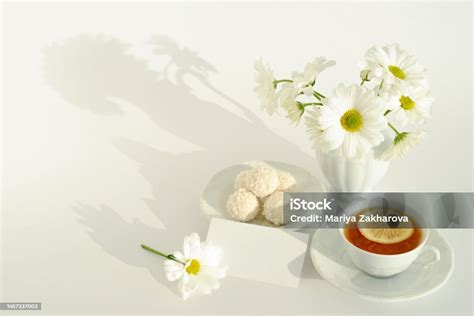 차와 꽃 레몬 과자 꽃다발 또는 카모마일 또는 데이지 꽃과 흰색 배경에 복사 공간이있는 빈 카드가있는 차 한잔 0명에 대한 스톡 사진 및 기타 이미지 Istock