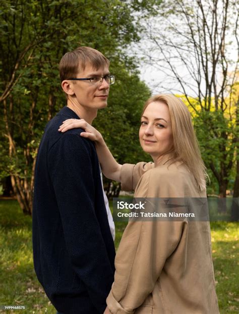 공원에 커플입니다 남자의 어깨에 손을 얹은 백인 여자 관계 공생 함께 시간을 즐긴다 감정을 수직 평면 서머 타임 걷기에 대한 스톡 사진 및 기타 이미지 Istock
