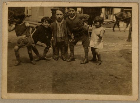 Tom Bruneel Met Circuskinderen Huis Van Alijn