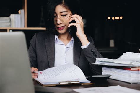 비즈니스 우먼 투자 컨설턴트 분석 회사 연례 재정 보고서 대차 대조표 문서 그래프 작업 사업 시장 사무실 세금의 개념 사진 개발에 대한 스톡 사진 및 기타 이미지 Istock