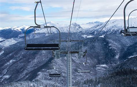 산에 스키 역입니다 스키어를 위한 케이블 카가 있다 눈 덮인 산의 꼭대기를 볼 수 있습니다 겨울에 대한 스톡 사진 및 기타 이미지 Istock