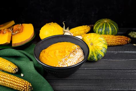 녹색 직물 호박 씨앗 옥수수의 조각을 사용하여 어두운 나무 배경에 검은 색 세라미 접시에 호박 크림 수프 평평한 평신도 복사 공간 건강한 생활방식에 대한 스톡 사진 및 기타