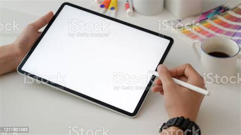 스타일러스 펜과 디자이너 용품이 있는 모형 태블릿에서 작업하는 디자이너의 크롭 샷 개념에 대한 스톡 사진 및 기타 이미지 개념 개념과 주제 공란 Istock
