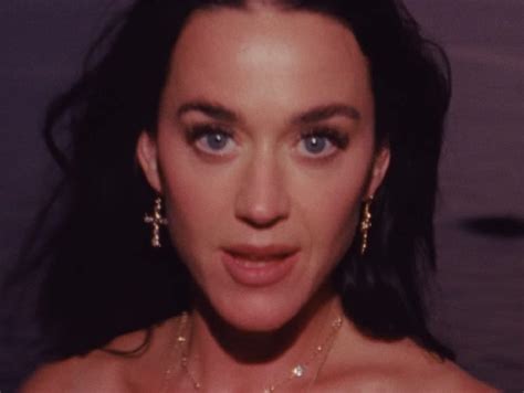 Katy Perry é Investigada Por Crime Ambiental No Clipe De Lifetimes
