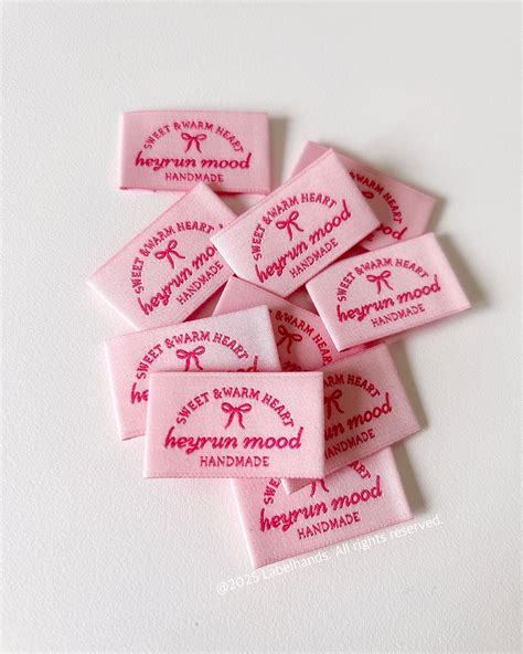 라벨핸즈 라벨디자인and라벨제작 장인👩🏻‍🎨 💕핑크 위에 핑크 💕 사랑스러움이 겹겹이 포개진 라벨이에요 부드러운 베이비 핑크 바탕 위에 좀 더 선명한 마젠타 핑크 실을