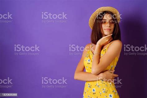 노란 드레스와 모자를 쓰고 보라색 배경을 포즈를 취하는 미소 짓는 여성 패션 스타일 여름 컨셉 젊은 여자에 대한 스톡 사진 및 기타 이미지 Istock
