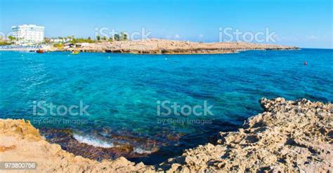근처 Vathia Gonia 비치 아기아 나파 사이 프 러 스만 파노라마 이미지 백그라운드에 바위 언덕에 대 한 투명 한 푸른 물가 거친 석회암 해안선 가 따뜻한 하루 0