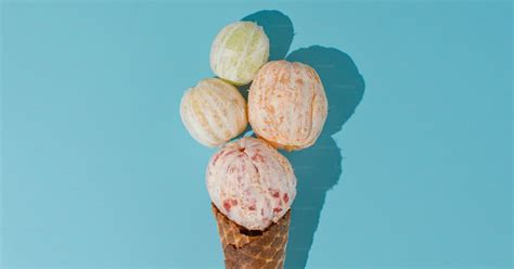 청록색 배경에 껍질을 벗긴 감귤류 과일을 곁들인 아이스크림 콘 최소한의 여름 개념 사진 Unsplash의 그레이프프루트 이미지