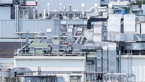 공장의 공기 흐름 시스템 산업 환기 제조 건물의 지붕 갑판에 공기 흐름 시스템 환기 시스템의 덕트 및 파이프 냉각 시스템의 공장 공기 흐름 외부 급기관에 대한 스톡 사진 및