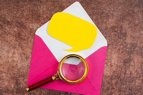 생각에 빈 종이는 봉투와 돋보기 나무 위에 놓인 거품 모양입니다 그것은 사업을위한 진전을 달성하기위한 새로운 아이디어와 전략을 대표합니다 0명에 대한 스톡 사진 및 기타