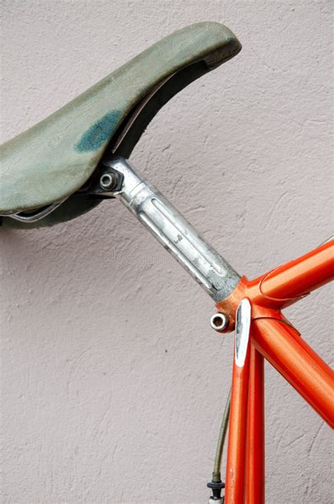Cykelreparation Hjul Och Glänsaxel Av Krom Stål Från En Gammal Motorcykelcloseup Retro Cykel