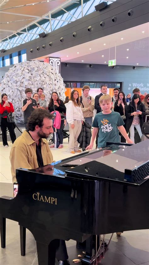 Famous Opera Singer Suddenly Sings Queen Of The Night In A Restaurant