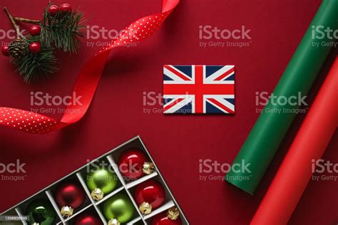 영국 크리스마스 전통과 휴일 디자인 개념 영국의 유니온 잭 플래그와 자마 장식과 플랫 레이 상단 보기로 빨간색 배경에 장식 개념에 대한 스톡 사진 및 기타 이미지 Istock
