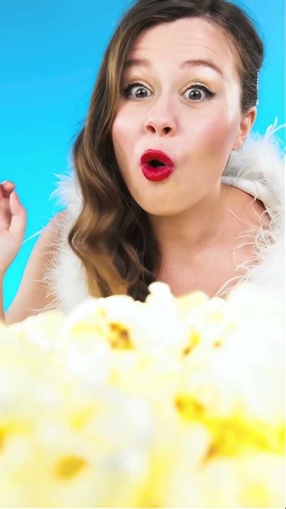 이 소녀는 거대한 팝콘 상자를 받았어요 Youtube