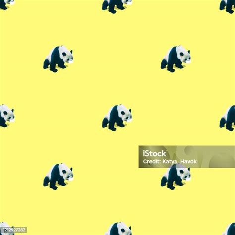 많은 자이언트 팬더 곰 노란색 배경에 의료 마스크와 함께 앉아 코로나 바이러스 개념 미니멀 한 스타일의 아트 콜라주 매끄러운 패턴 다다이즘에 대한 스톡 사진 및 기타 이미지