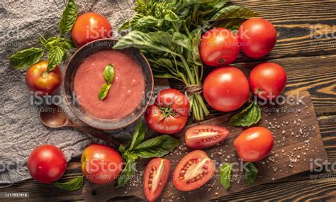 나무 테이블에 토마토와 바질의 천연 수제 소스를 요리하기위한 재료 위쪽 보기 건강한 식생활에 대한 스톡 사진 및 기타 이미지 건강한 식생활 그릇 다이어트 Istock