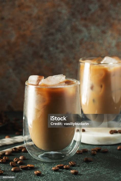 크림이 쏟아진 키가 큰 유리잔에 담긴 아이스 커피 어두운 콘크리트 테이블 위에 얼음 조각과 콩 갈색에 대한 스톡 사진 및 기타 이미지 Istock