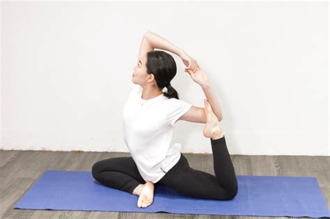 「鳩のポーズ」の効果とやり方を写真付きで解説 Dews デュース