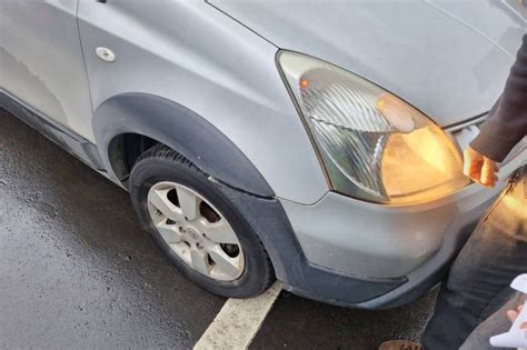 【有片】驚悚瞬間！6旬婦清晨過馬路 遭小客車撞飛