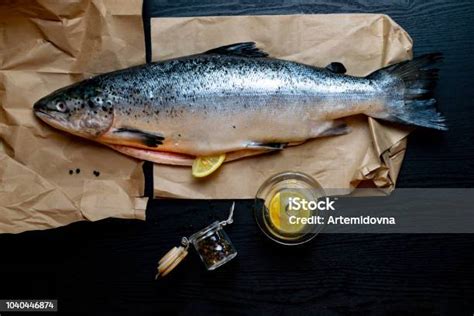 신선한 생 연어 빨간 물고기 검은 배경에 고립 플랫이 하다 상위 뷰 오메가 3 소스 고급 요리에 대한 스톡 사진 및 기타 이미지 고급 요리 고기 규모 Istock