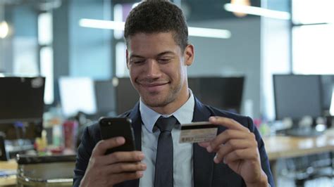 스마트폰에서 신용카드를 사용하는 아프리카 사업가의 초상화 20 29세에 대한 스톡 사진 및 기타 이미지 20 29세 Brand Name Mobile Payment