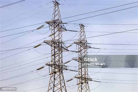 맑은 푸른 하늘 배경의 고전압 전력선 철탑 및 전기 케이블 0명에 대한 스톡 사진 및 기타 이미지 0명 강철 건축물 Istock