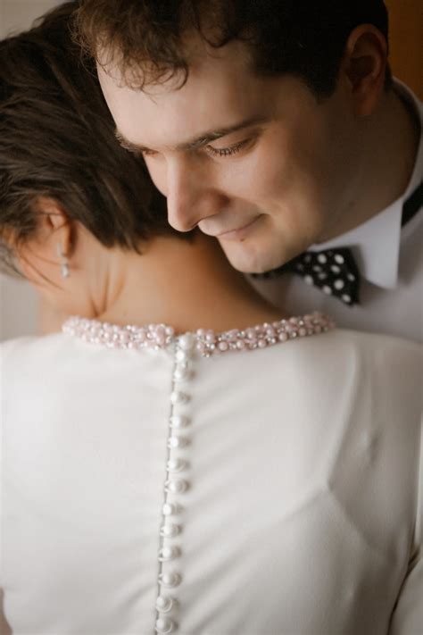 무료 사진 포옹 여자 남자 신사 나비 넥타이 예쁜 얼굴 세로 패션 소녀