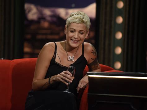 Ad La Elbel Stand Up Komi Ka Elbel Stand Up