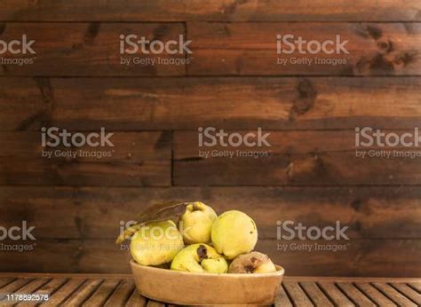 소박하고 빈티지 한 정물 나무 배경에 테라코타와 사암 접시에 잘 익은 신드의 수확 0명에 대한 스톡 사진 및 기타 이미지 0