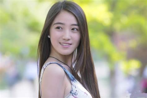 小樹林裏那長發飄逸笑起來很美的少女姑娘 每日頭條