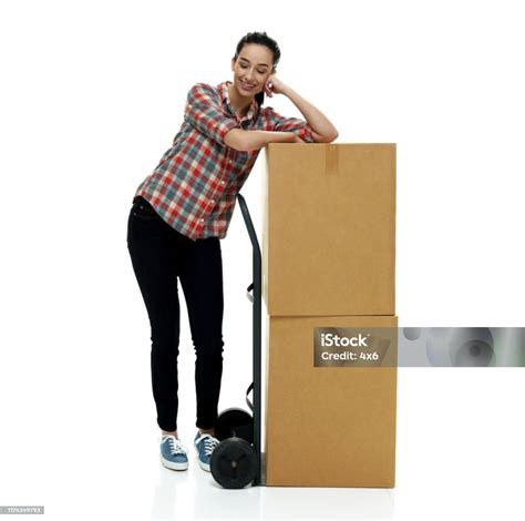 1819 세의 전체 길이 정면 보기 성인 아름 다운 검은 머리 긴 머리 포니 테일 백인 여성 젊은 여성 배달 사람 수동 노동자 기대어 흰색 배경 시원한 태도 앞에 서 서 손