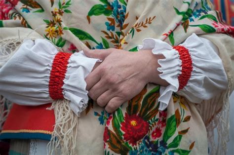 벨로루시 전통 의상을 입은 아름다운 여성 전통 가을 추수 축제 사람과 전통 프리미엄 사진