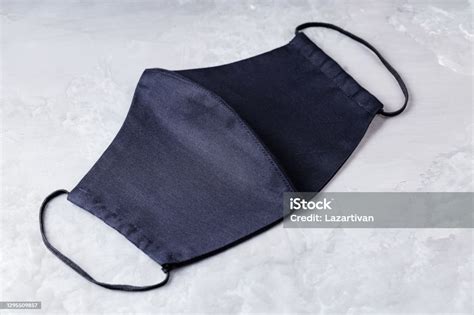 궁극의 회색 배경에 얼굴 보호 마스크 검은 면으로 만든 바이러스 백신 마스크 독감과 바이러스로부터 보호하기 위해 검은 얼굴 수제 마스크 공간을 복사합니다 위쪽 보기 0명에