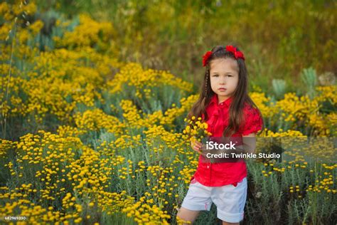 빨간 셔츠와 노란 꽃에 가까운 서 흰색 반바지에 젊은 귀여운 소녀 12 23 개월에 대한 스톡 사진 및 기타 이미지 12 23 개월 귀여운 금발 머리 Istock